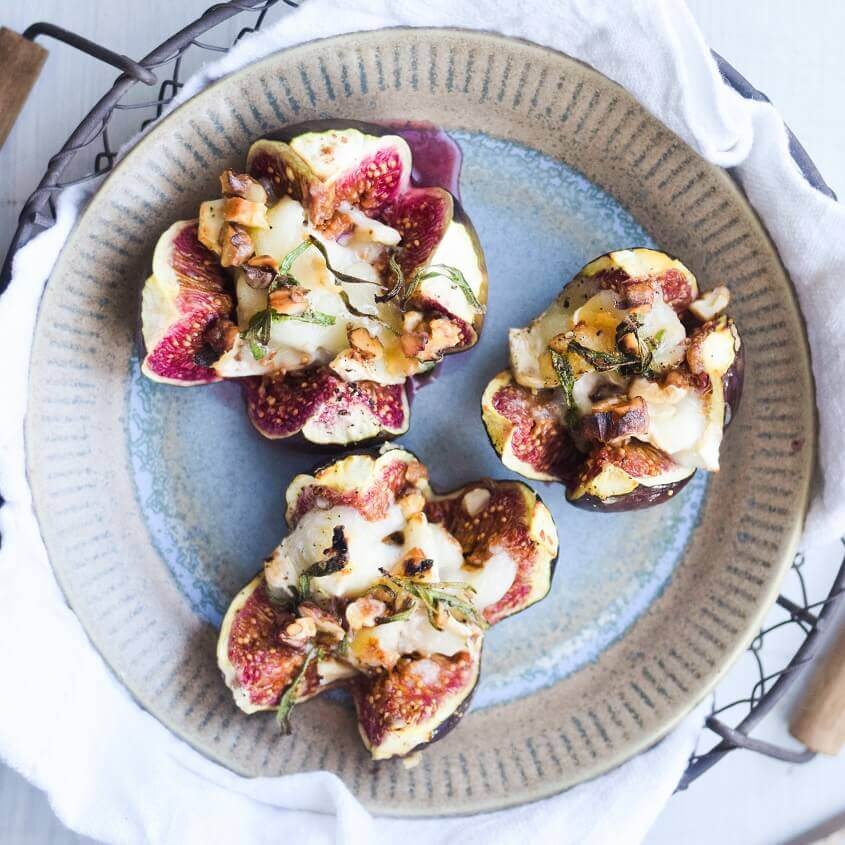 Ovnbagte figner med gedeost, honning og valnødder. Find opskriftten her.